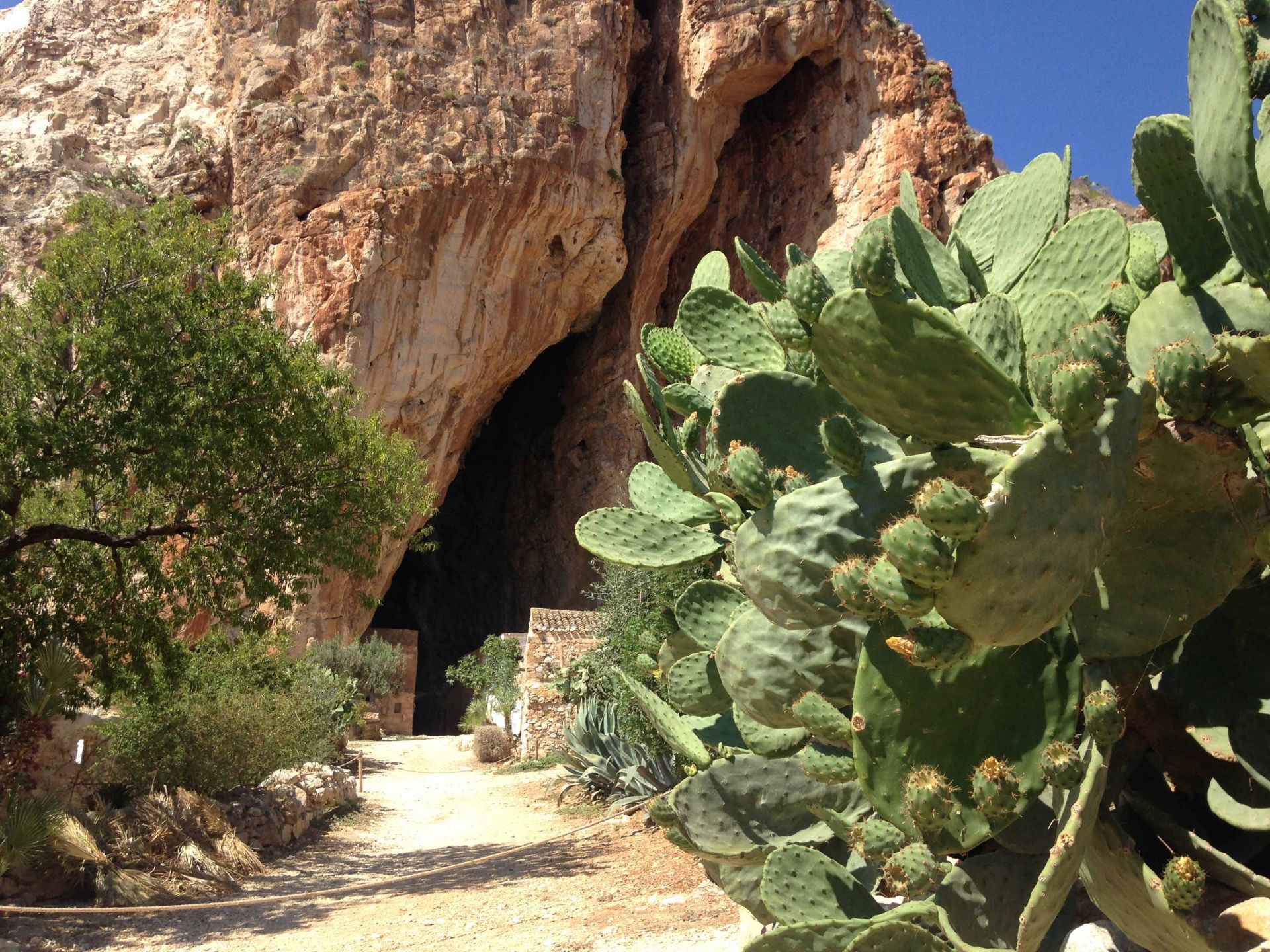 Discover the ancient crafts in the Mangiapane cave in Custonaci